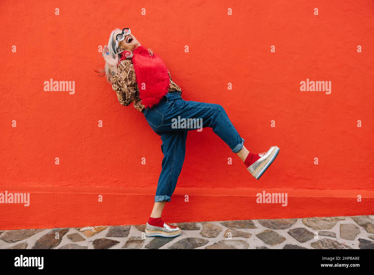Old people feeling happy hi-res stock photography and images - Alamy
