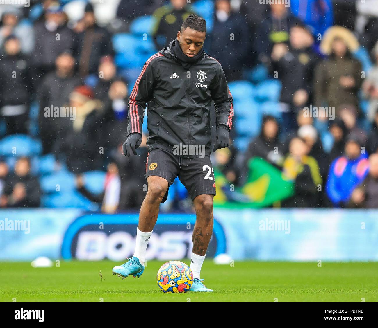 Aaron Wan-Bissaka #29 of Manchester United during the pre-game warmup ...