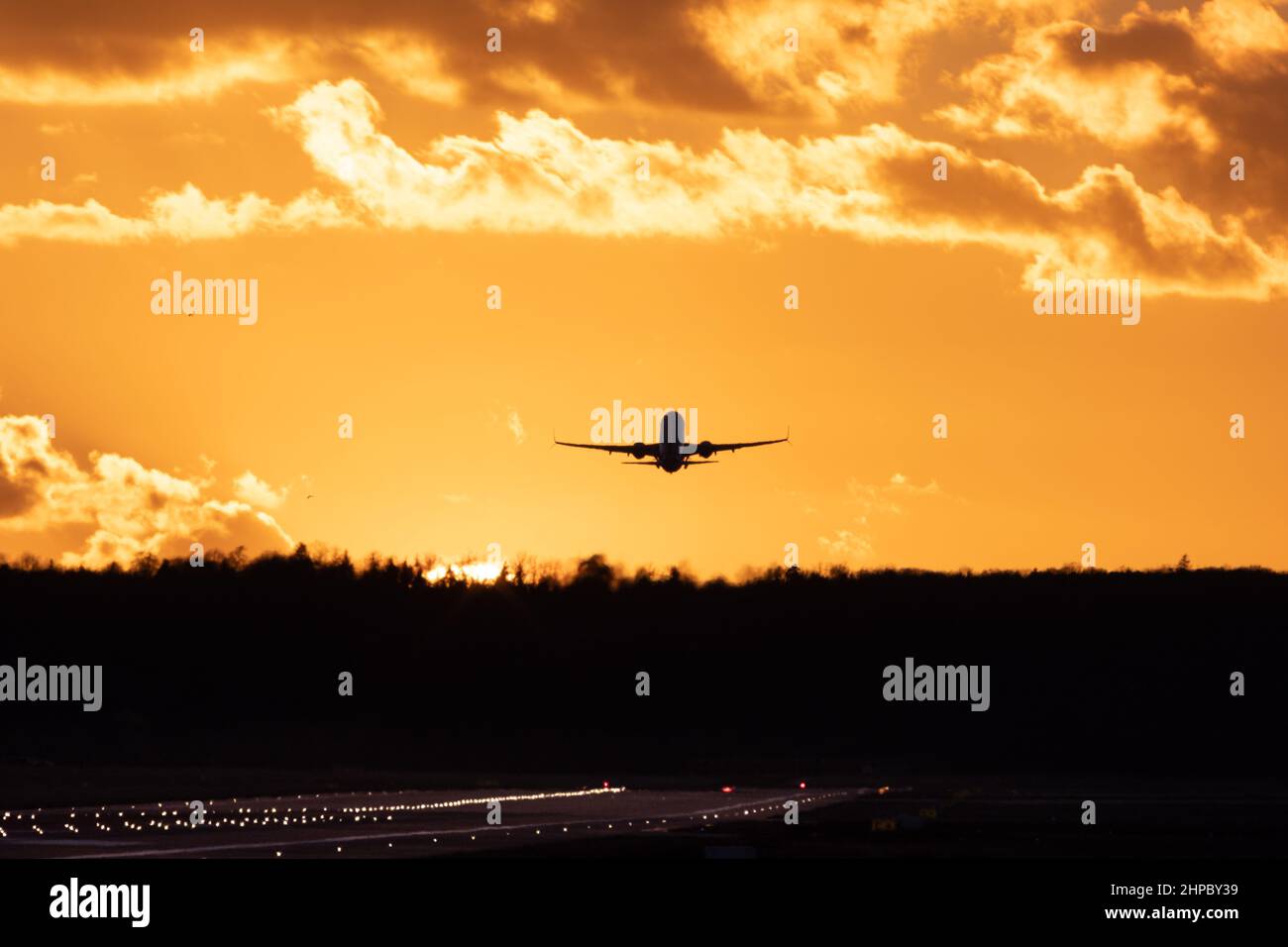 Airplane taking off into sunset hi-res stock photography and images - Alamy