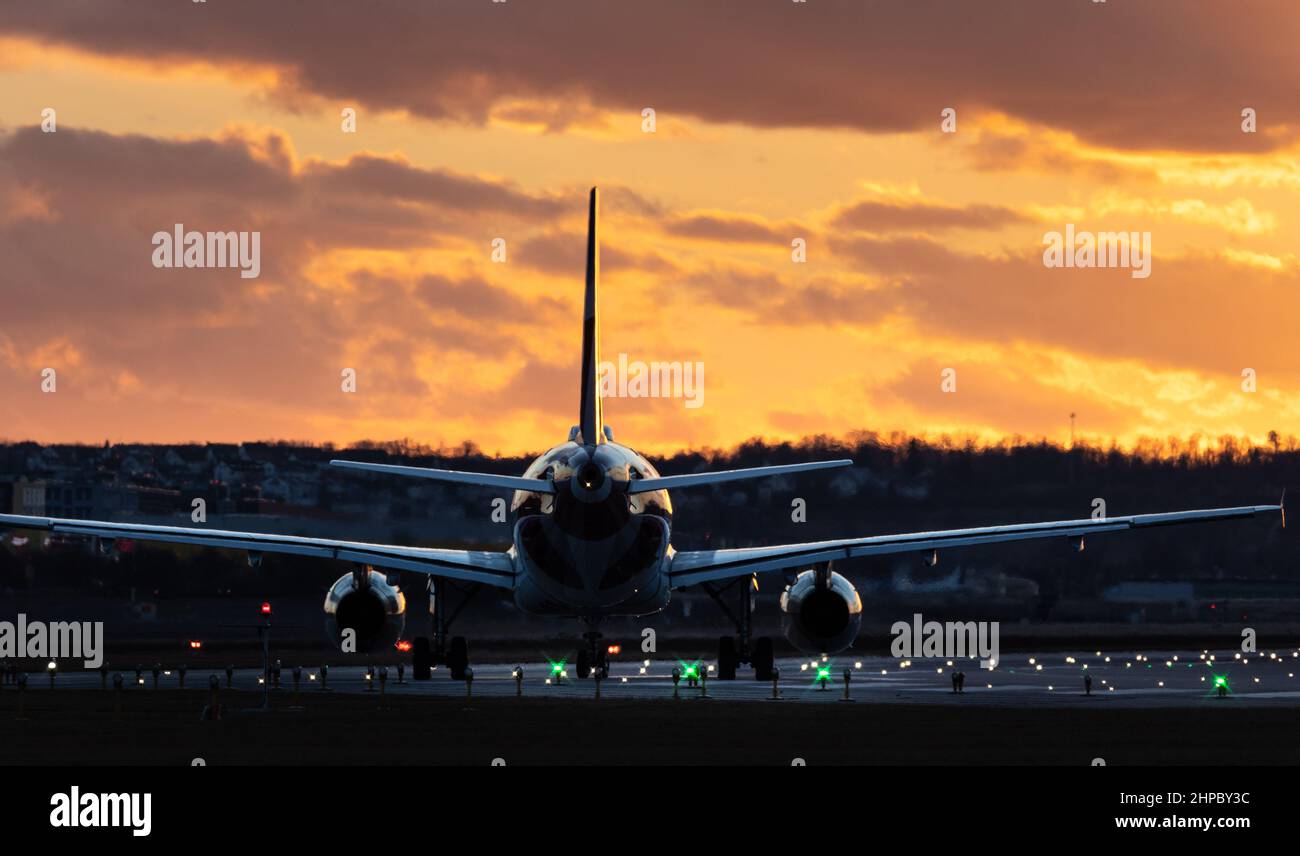Airplane aircraft green traffic light lights hi-res stock photography ...