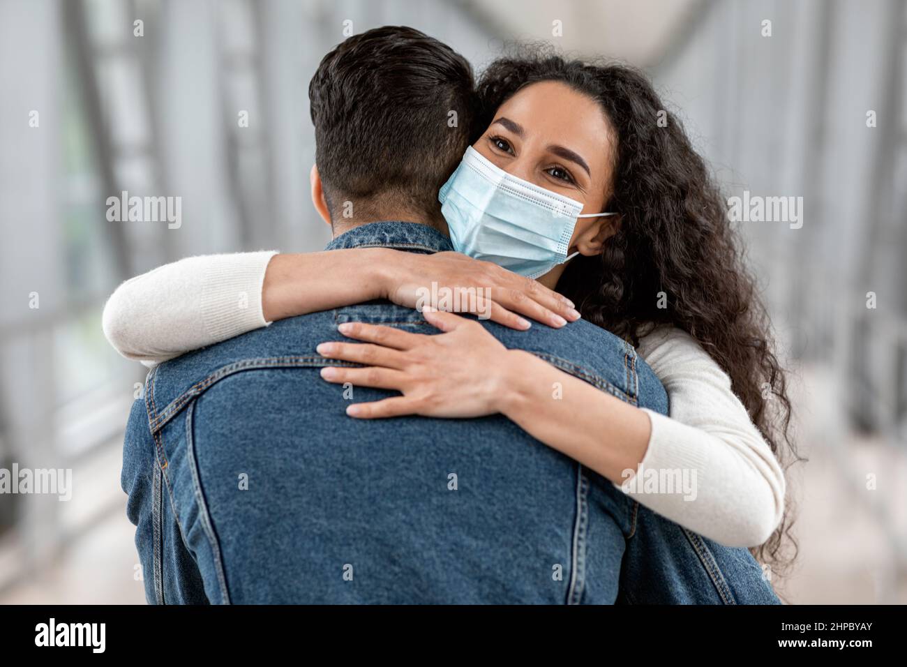 Family reunion airport hi-res stock photography and images - Alamy