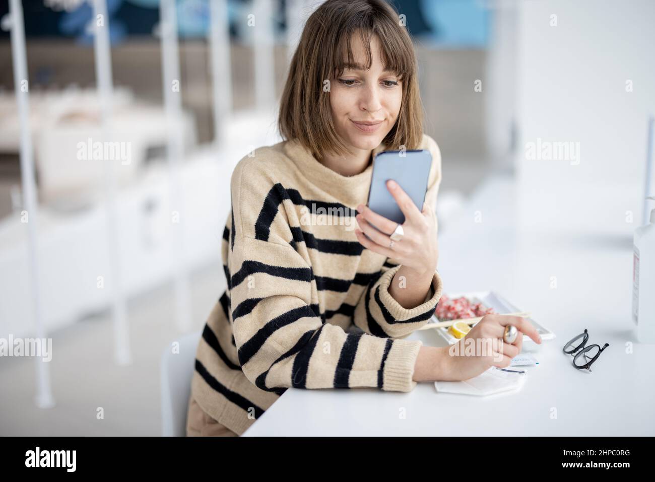 Eat phone restaurant hi-res stock photography and images - Alamy