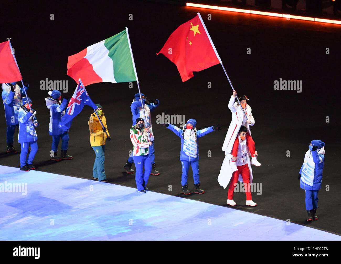 (220220) -- BEIJING, Feb. 20, 2022 (Xinhua) -- Flag bearers parade ...
