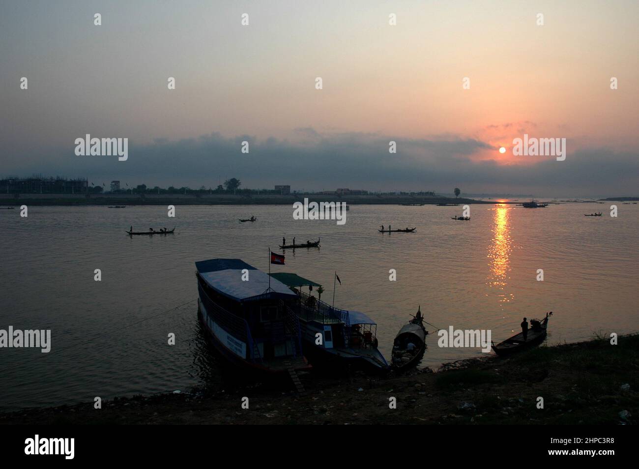 Tonle Sap river and Mekong river confluence, Preah Sisowath Quay, Phnom ...