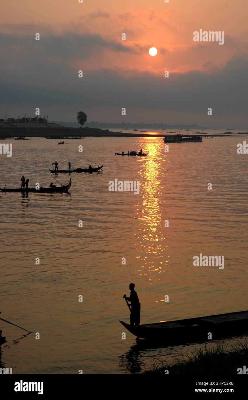 Tonle Sap river and Mekong river confluence, Preah Sisowath Quay, Phnom ...