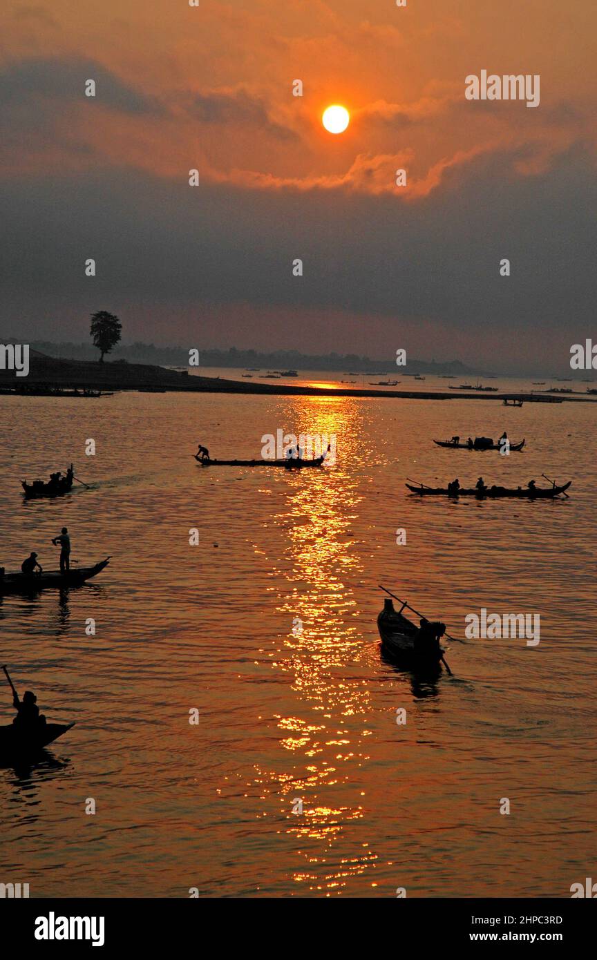 Tonle Sap river and Mekong river confluence, Preah Sisowath Quay, Phnom ...