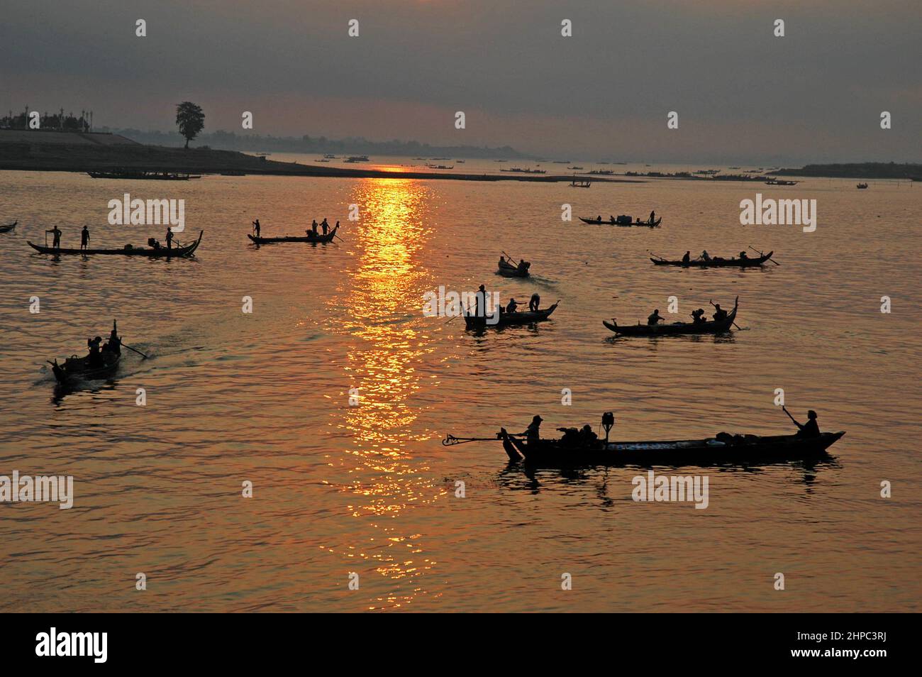 Tonle Sap river and Mekong river confluence, Preah Sisowath Quay, Phnom ...