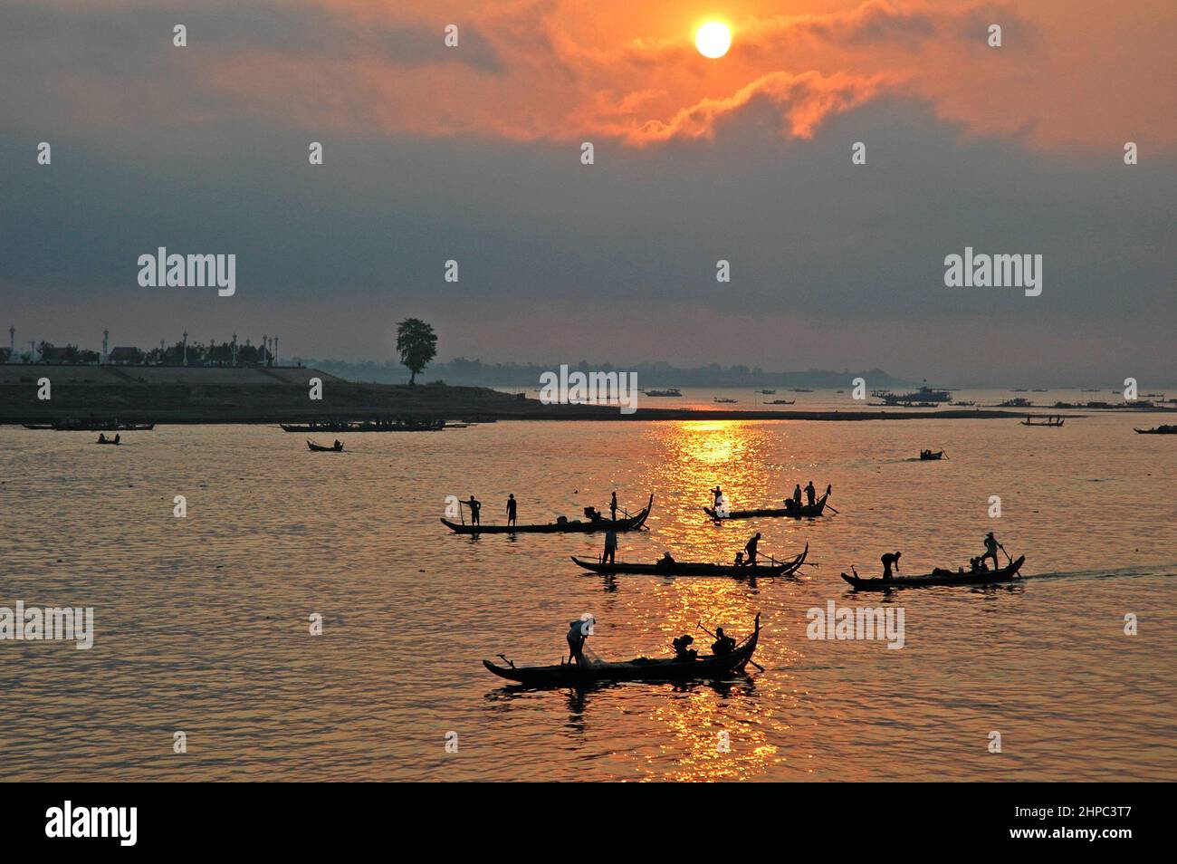 Tonle Sap river and Mekong river confluence, Preah Sisowath Quay, Phnom ...