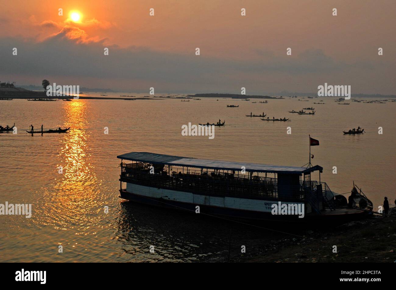 Tonle Sap river and Mekong river confluence, Preah Sisowath Quay, Phnom ...