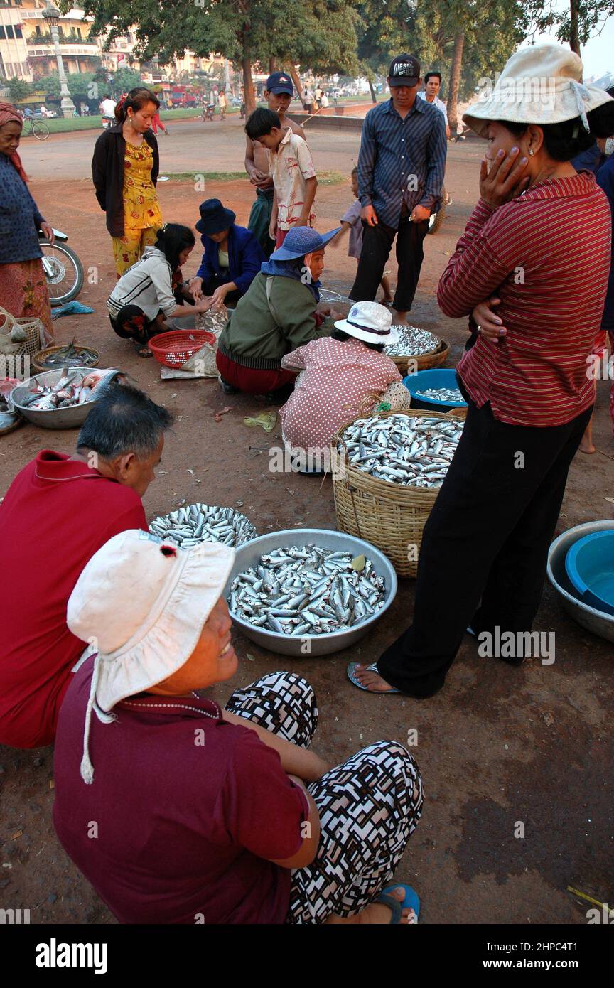 Fish vendors, Preah Sisowath Quay, Tonle Sap river, Phnom Penh, kingdom ...