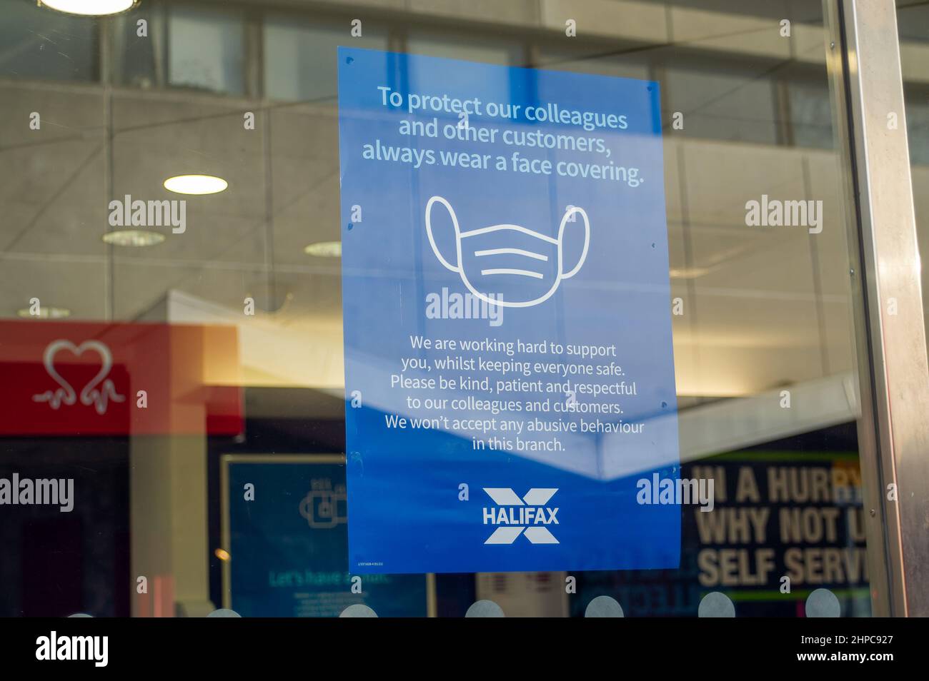 Camberley, Surrey, UK. 10th February, 2022. A Covid-19 face masks sign ...
