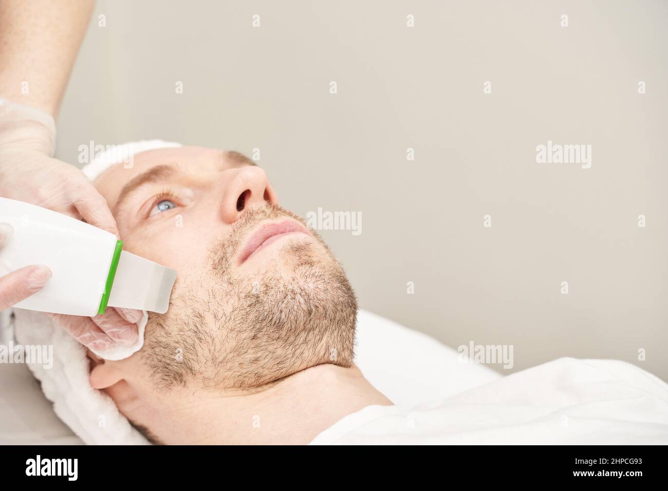 Ultrasound cosmetology scrubber. Face cavitation procedure. Salon ...