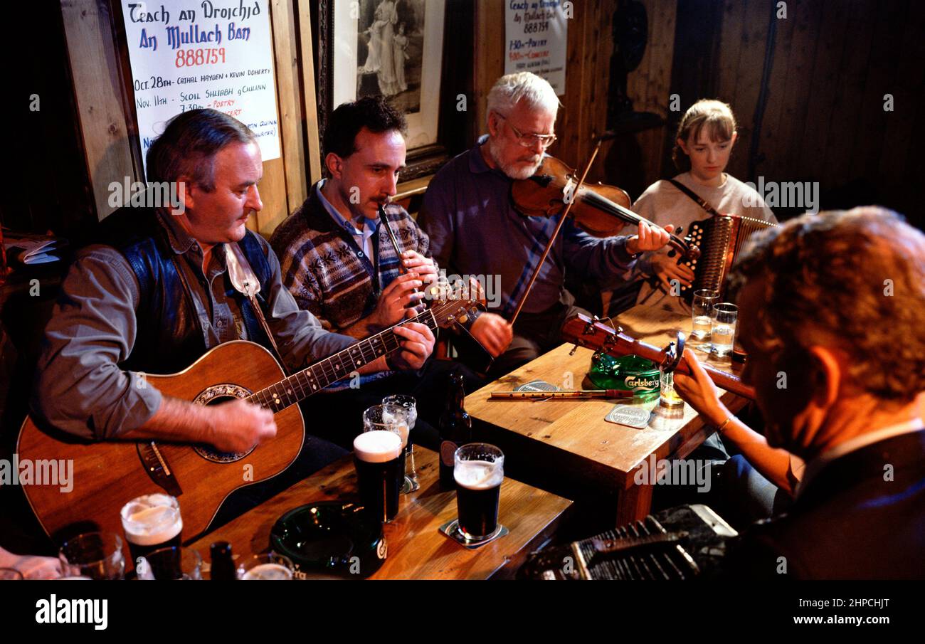 Band playing in bar hi-res stock photography and images - Alamy