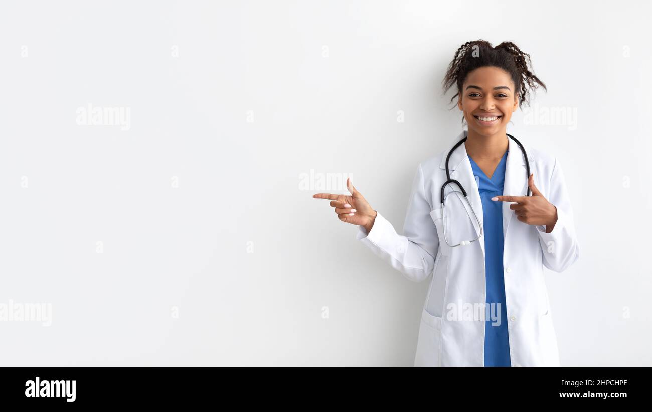 Portrait of black doctor smiling and posing to camera Stock Photo - Alamy