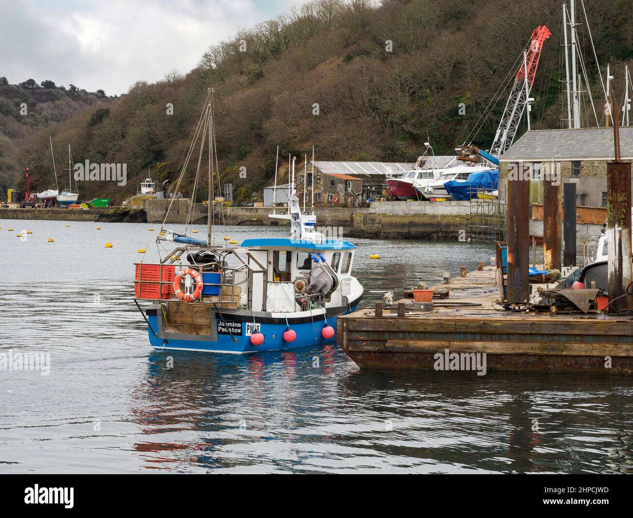Small fishing boat docking at Polruan boatyard, Cornwall, UK Stock ...