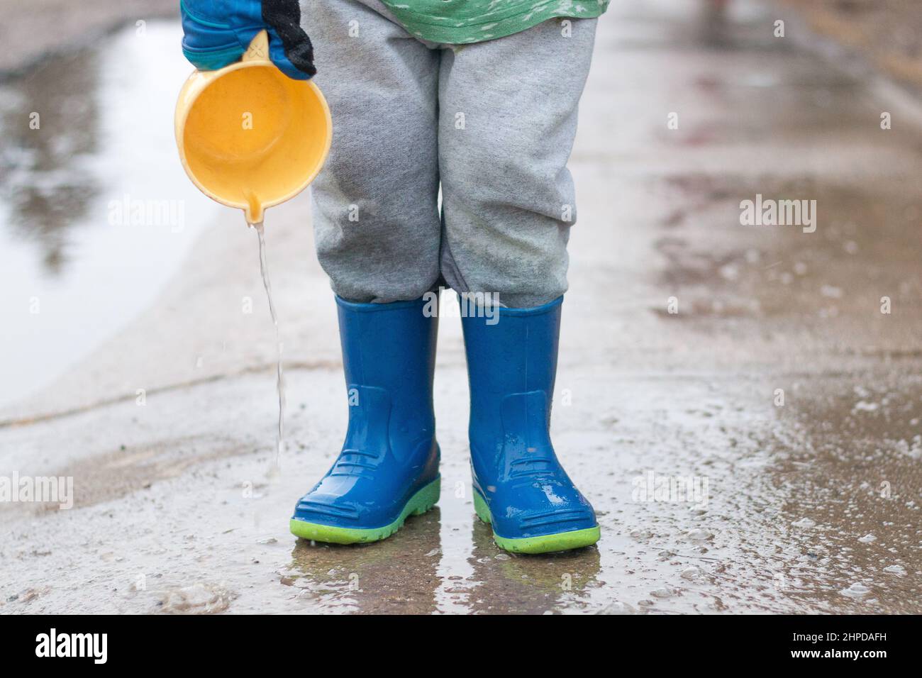Child splash puddles boots hi-res stock photography and images - Alamy