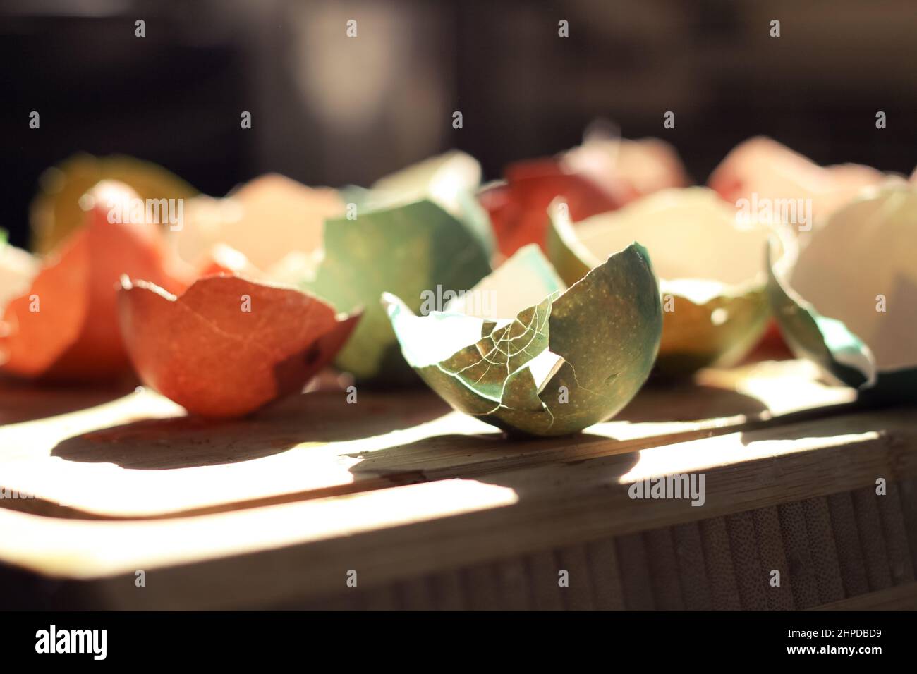 Egg shell shells hi-res stock photography and images - Alamy