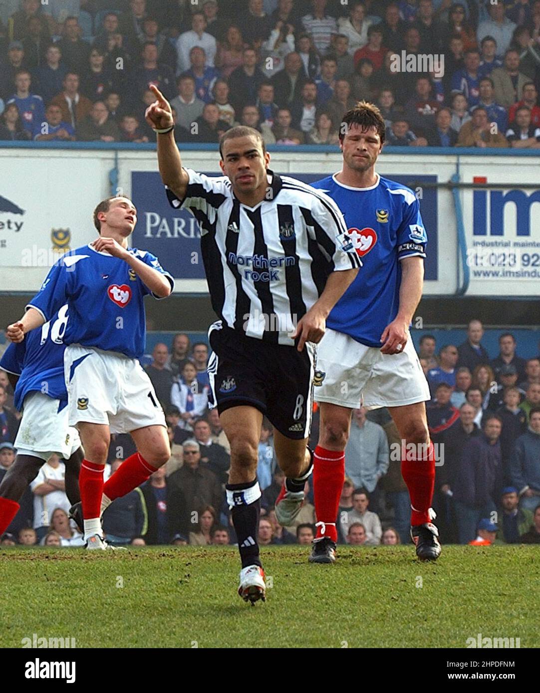 KIERON DYER PORTSMOUTH V NEWCASTLE PIC MIKE WALKER Stock Photo - Alamy