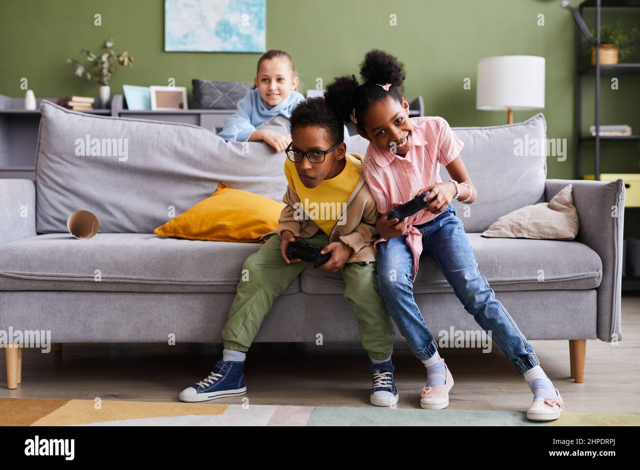 Brother and sister fighting hi-res stock photography and images - Alamy