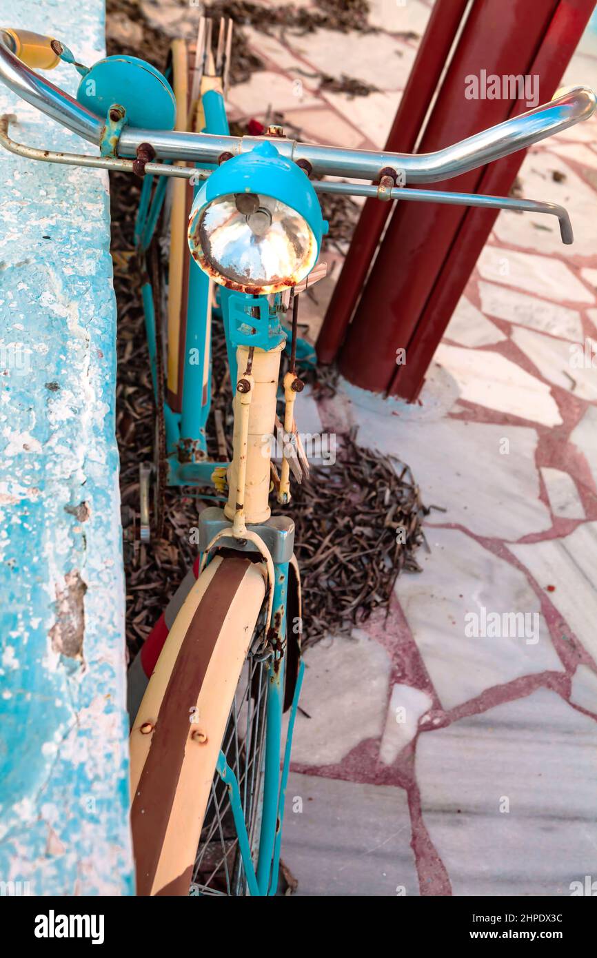 Old fashioned bicycle hi-res stock photography and images - Alamy