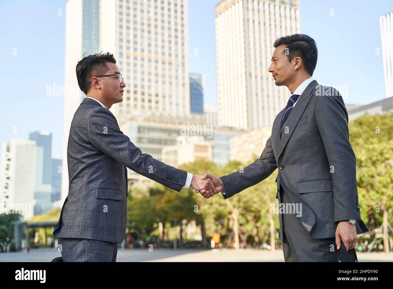 Men handshake business hi-res stock photography and images - Alamy
