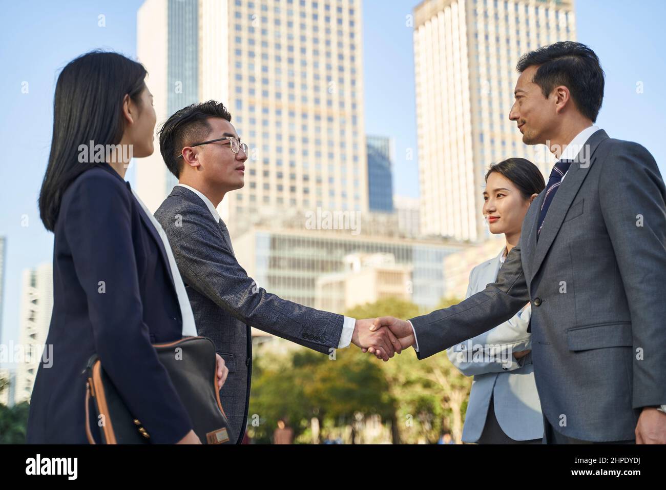 Office workers shaking hands hi-res stock photography and images - Alamy