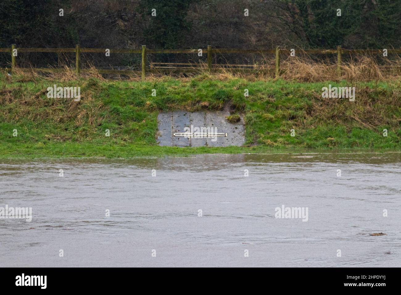 If the water levels from river Mersey reach the white line (in the view ...