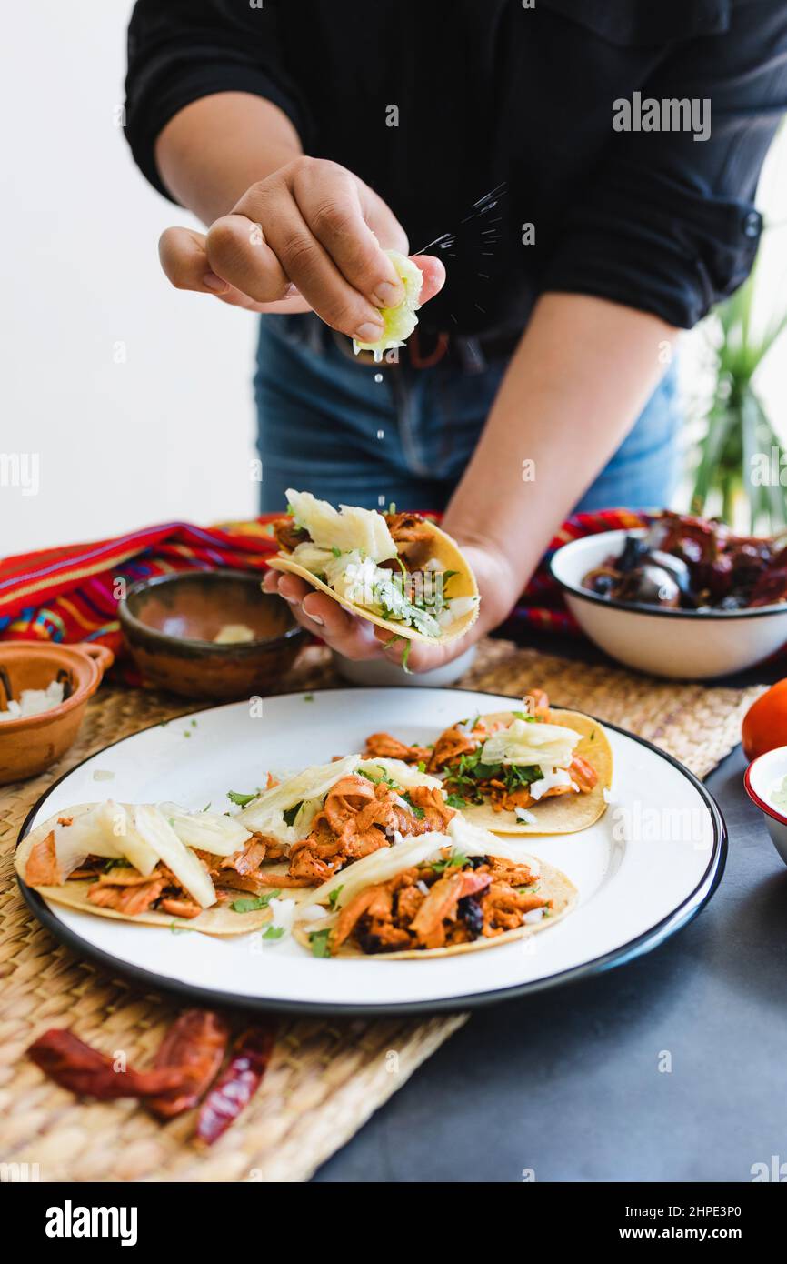 Mexican woman hands preparing tacos with sauce in Mexico city Stock ...