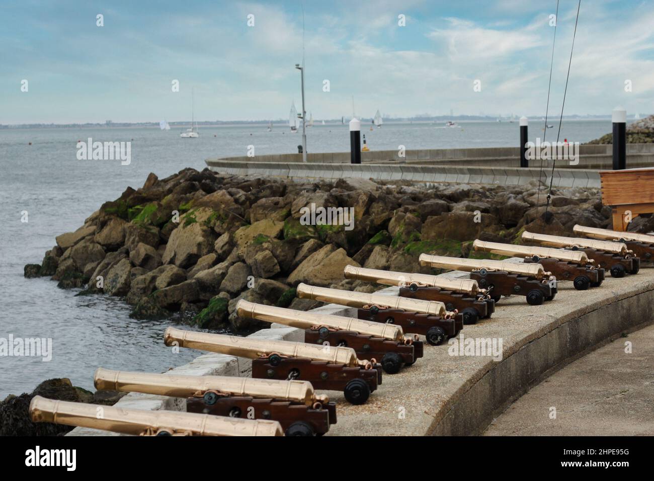 Ships cannon hi-res stock photography and images - Alamy