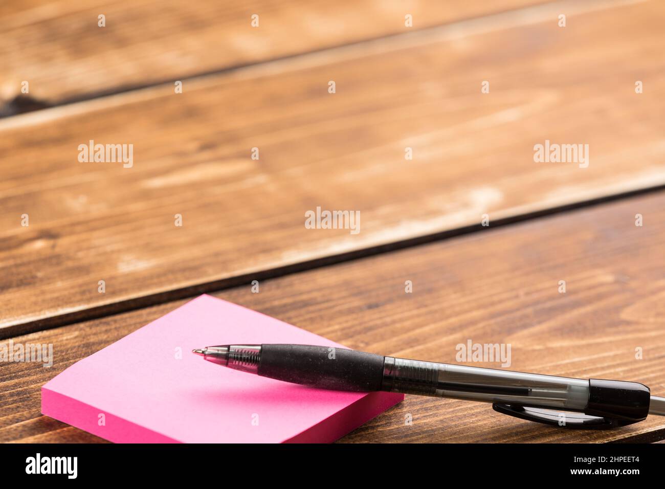 Pen and sticky notes on the desk with copy space Stock Photo - Alamy