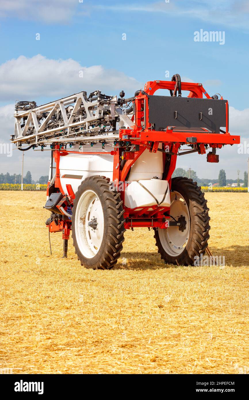 Agricultural trailed sprayer for leading field crops in a folded ...