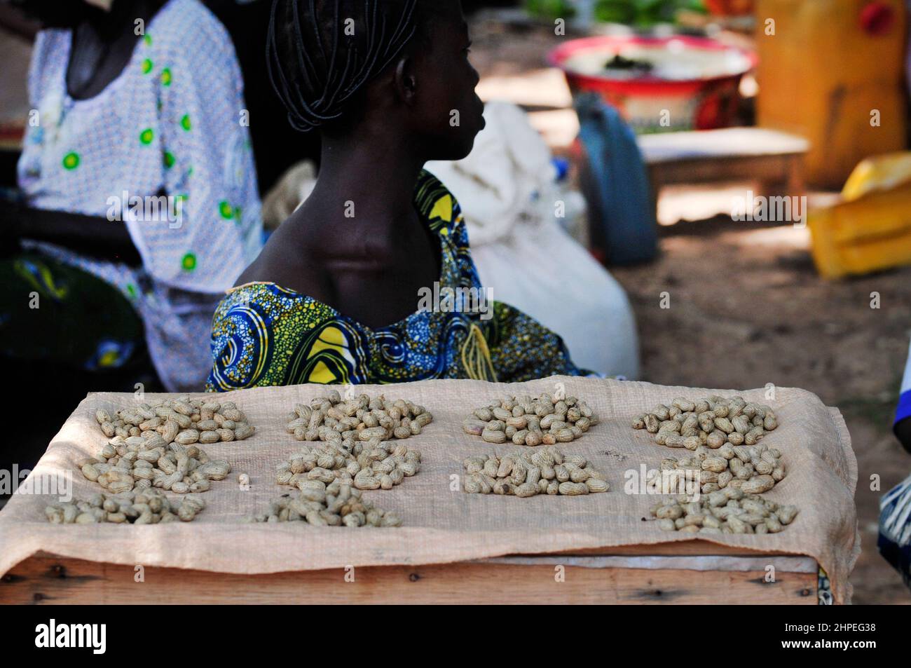 African woman selling groundnuts hi-res stock photography and images ...