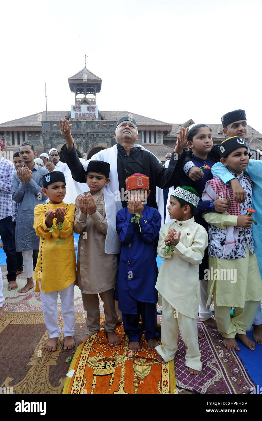 Mumbai Bandra Maharashtra India April 2019 : Festival of Indian Muslims ...