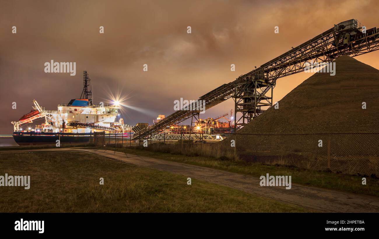 Anchored barge at night ready for unloading gravel, Port of Antwerp ...