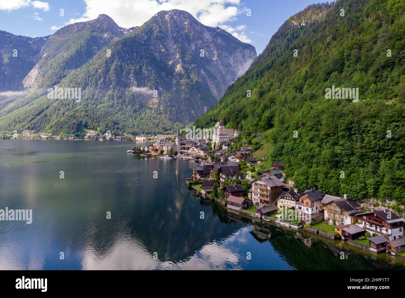 Hallstatt at lake hallstatt hallstaettersee hi-res stock photography ...