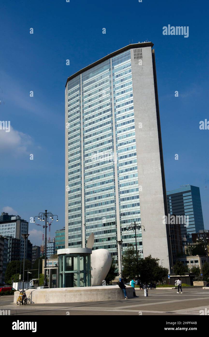Skycraper Pirelli Tower known as Pirellone. The palace was designated ...