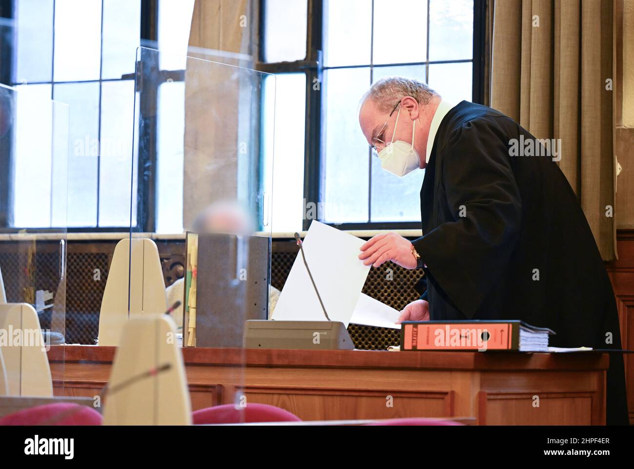 21 February 2022, Baden-Wuerttemberg, Tübingen: The defendant (2nd from ...