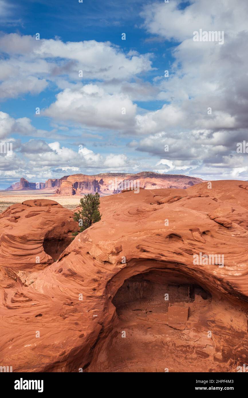 The Square House Ruin is a small 1000-year old Ancestral Puebloan cliff ...
