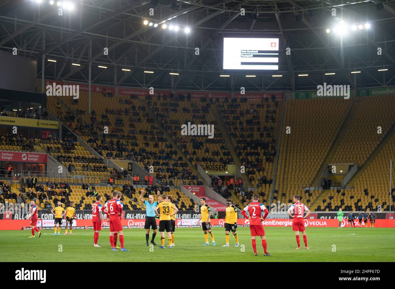 Dresden, Germany. 18th Feb, 2022. Soccer: 2. Bundesliga, Dynamo Dresden ...