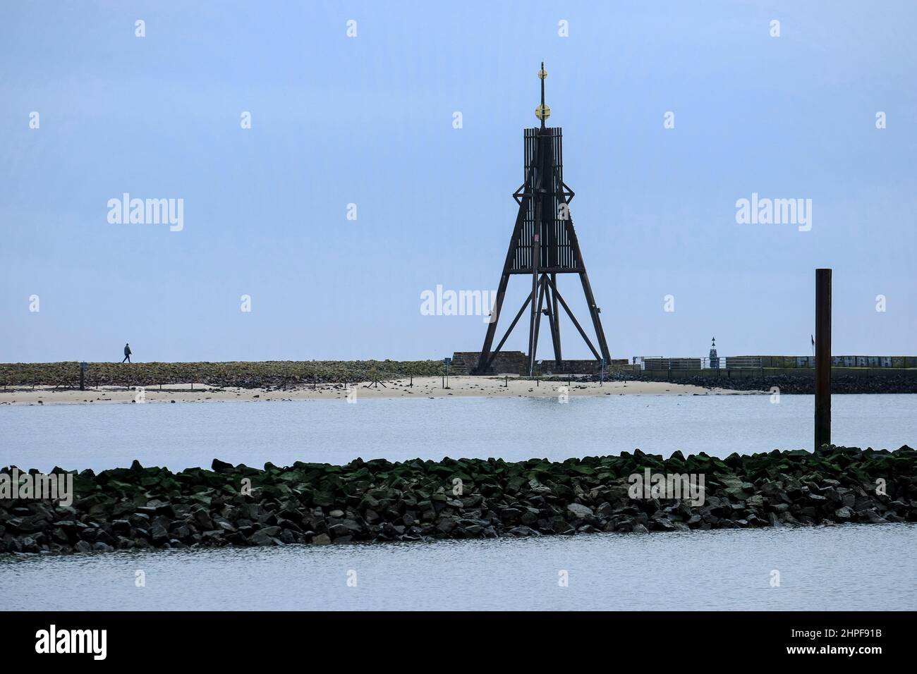 10.02.2022, Cuxhaven, Niedersachsen, Deutschland - Spaziergaenger an ...