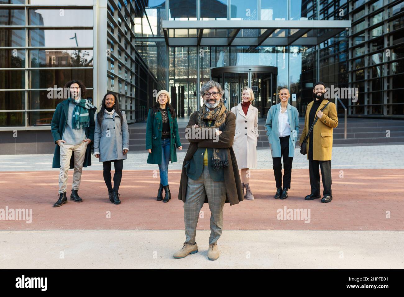 People standing outside a building hi-res stock photography and images ...
