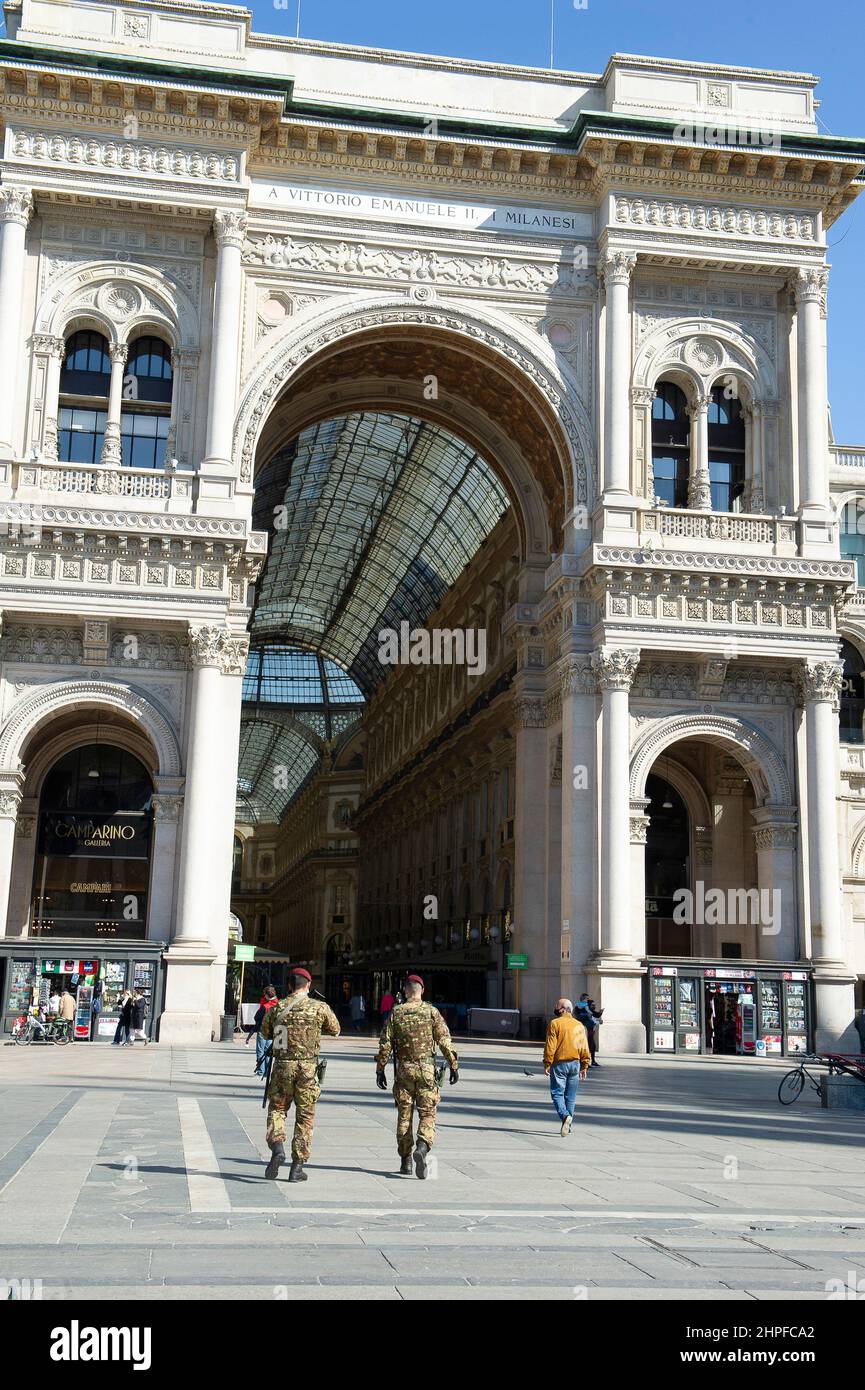 Italy Milan. Military patrol in Piazza del Duomo Stock Photo - Alamy
