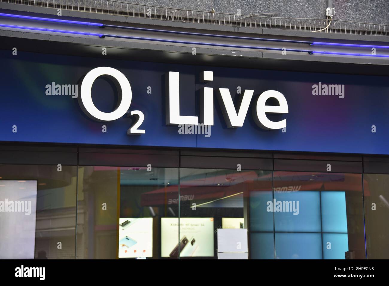 Exterior of an o2 store hi-res stock photography and images - Alamy