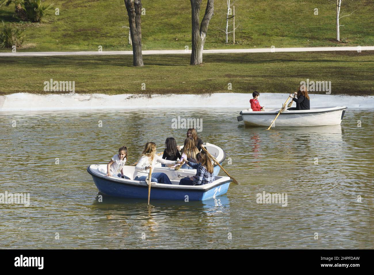 Couple rowing kids hi-res stock photography and images - Alamy
