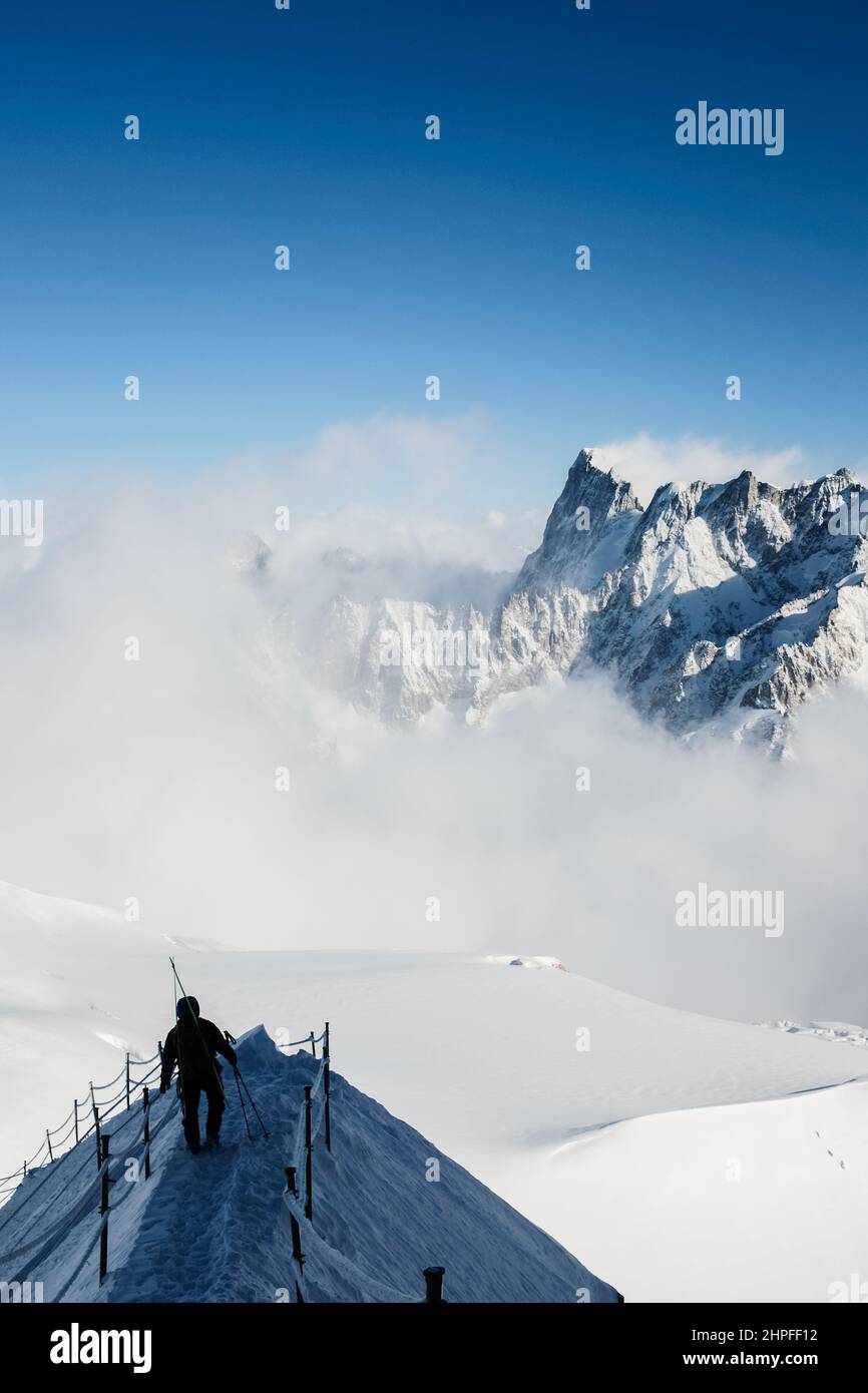 Aiguille du Midi ridge walk towards the Vallee Blanche starting point ...