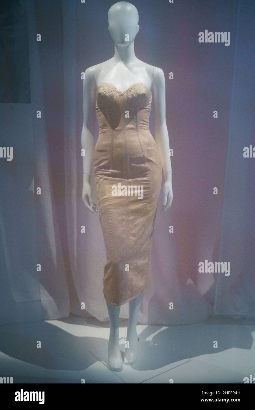 Le dadaisme dress hi-res stock photography and images - Alamy