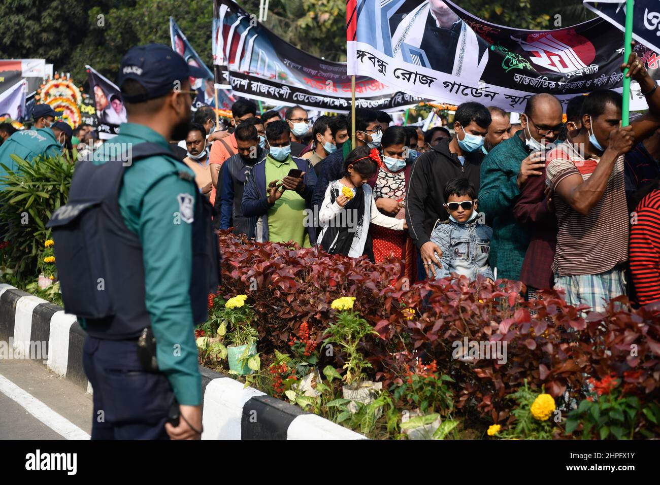 People wait in a queue to pay their respects at the Bangladesh Central ...