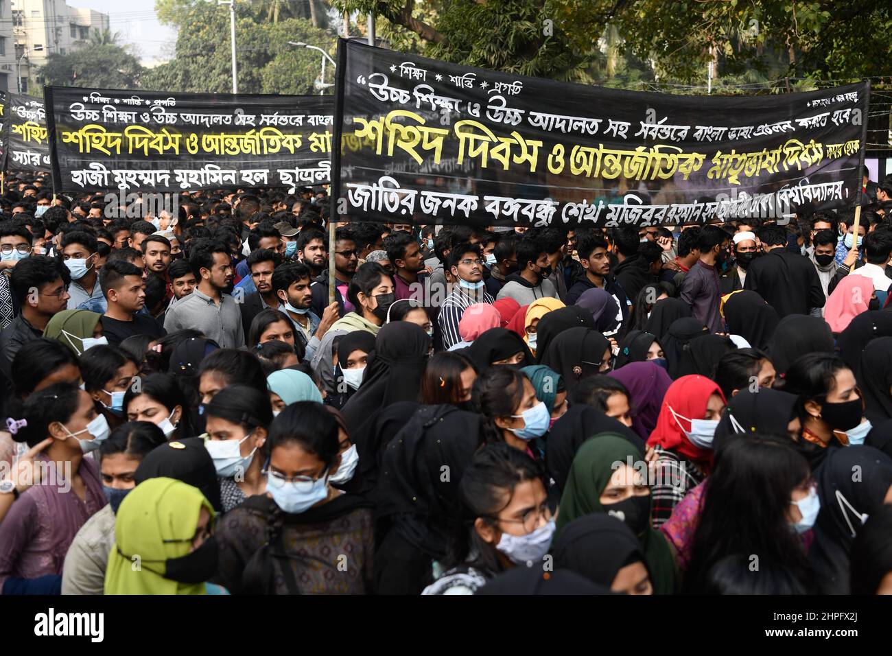People wait in a queue to pay their respects at the Bangladesh Central ...