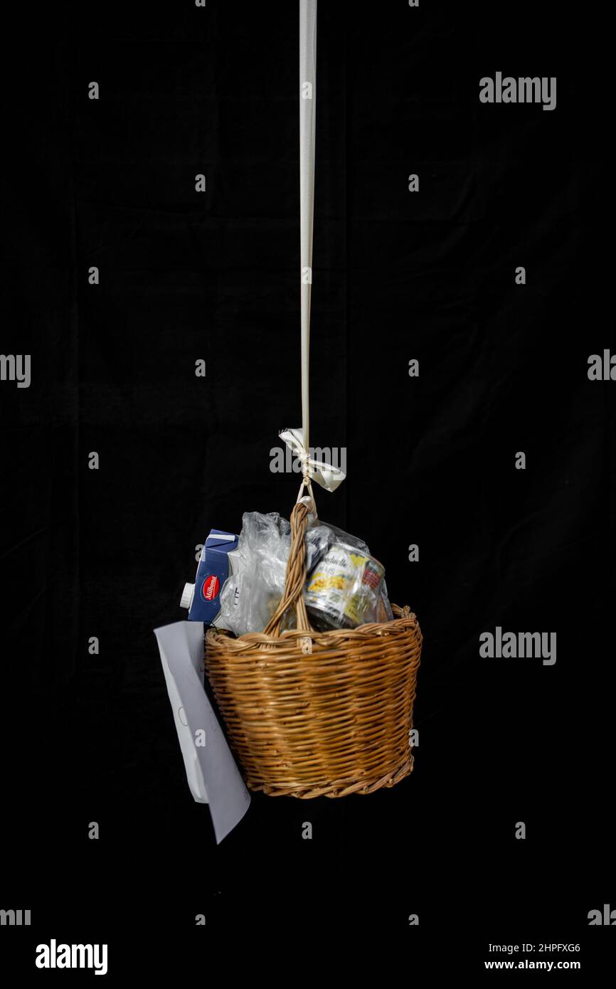 Give food basket hi-res stock photography and images - Alamy