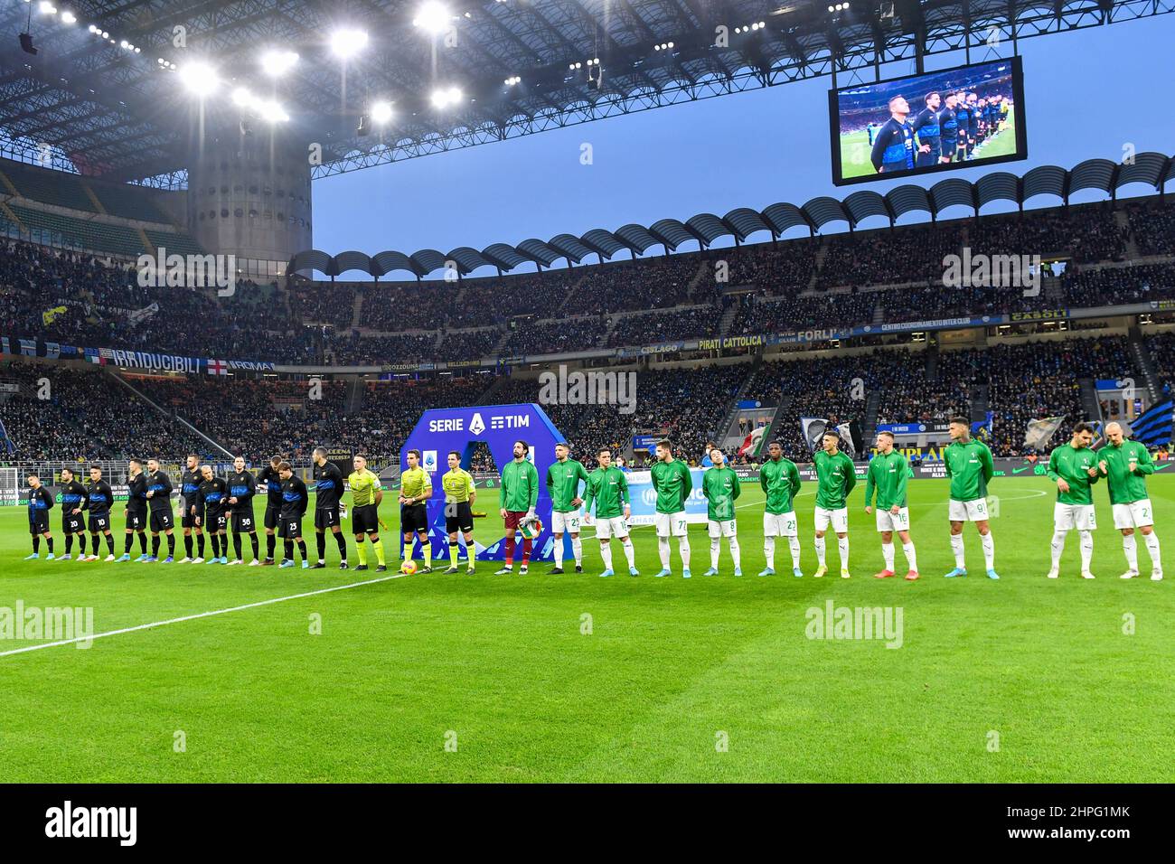 Teams line up before game hi-res stock photography and images - Alamy